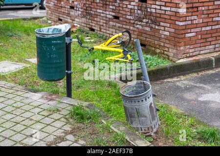 bicycle garbage waste refuse rubbish trash Stock Photo - Alamy