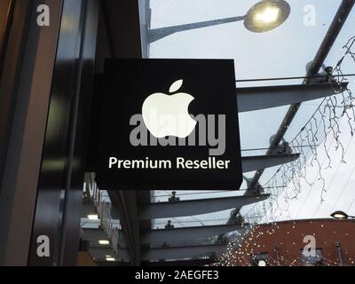 Sign of Apple Reseller Stock Photo - Alamy