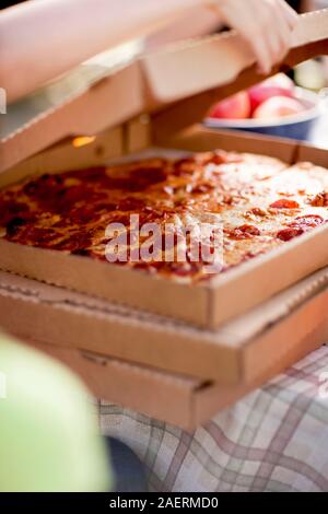 Hand opening pizza box to eat Stock Photo - Alamy