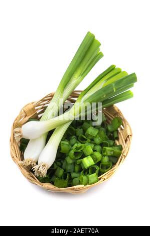Allium cepa. Shallots in a basket Stock Photo - Alamy