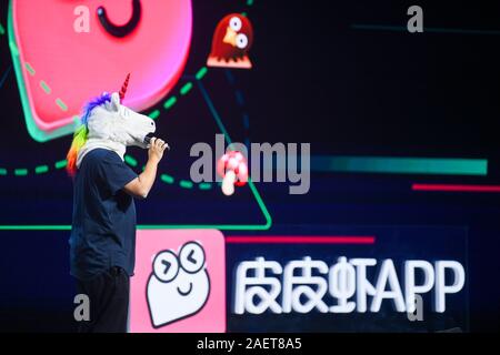 Chinese Youtuber Unicorn Show, who dresses a unicorn headgear shooting ...