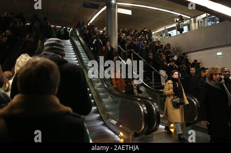 Paris metro (subway system ) exit sign. Paris France Stock Photo - Alamy