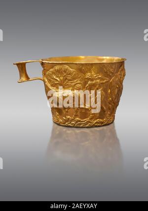 Vapheio (Vaphio or Vafio) Mycenaean gold cup depicting a wild bull hunt ...