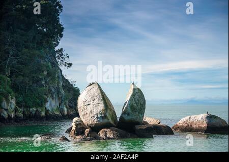 Split Apple Rock, Kaiteriteri, Tasman, South Island, New Zealand Stock ...