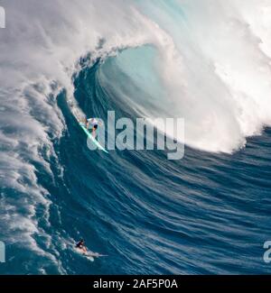 Peahi, Hawaii, USA. 12th Dec, 2019. cbdMD Bigwave Surfing Competiton at ...