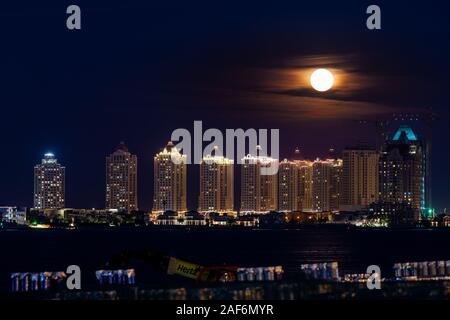 Moon Rise over Pearl Doha Qatar Stock Photo - Alamy