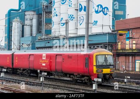 The British Rail Class 325 is a 4-car dual-voltage 25 kV alternating ...