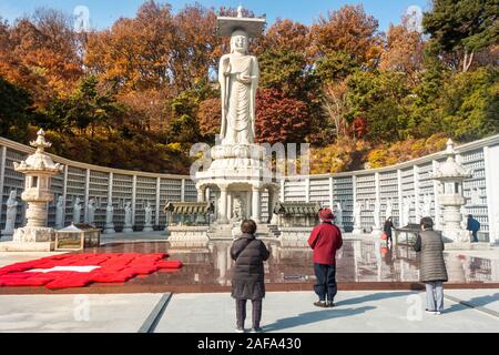 Seoul, South Korea: Traditional temple gate decorated with red and blue ...