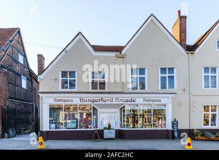 Market day at Hungerford, Berkshire, UK. View of the High Street with ...