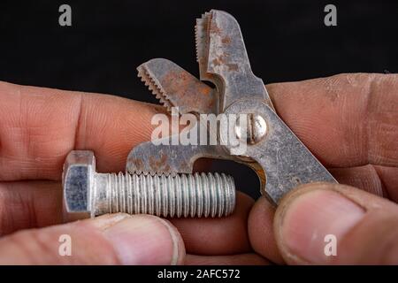 Checking the screw thread with an analog meter. Correctness of the ...