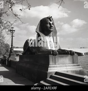 Statue of the Sphinx at Cleopatra's needle on Victoria Embankment ...