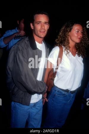 Luke Perry and Minnie Sharp at the Premiere of 'True Romance', Mann's ...