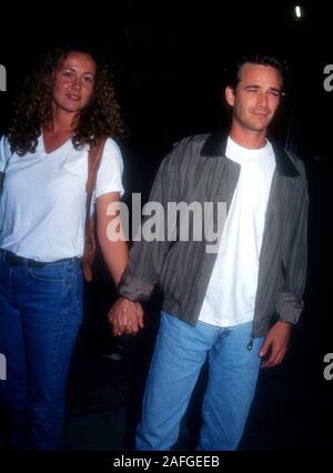 Luke Perry and Minnie Sharp at the Premiere of 'True Romance', Mann's ...