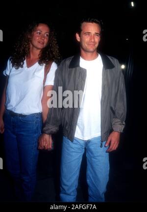 Luke Perry and Minnie Sharp at the Premiere of 'True Romance', Mann's ...