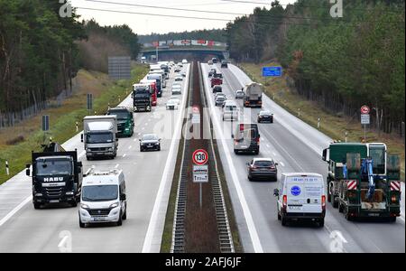 Teupitz, Germany. 16th Dec, 2019. Black streaks on the A13 motorway can ...