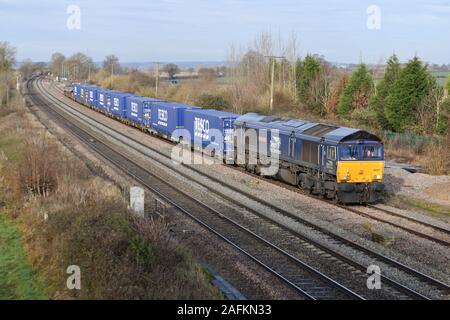 DRS Class 66 diesel locomotive 66303 approaches Daventry International ...