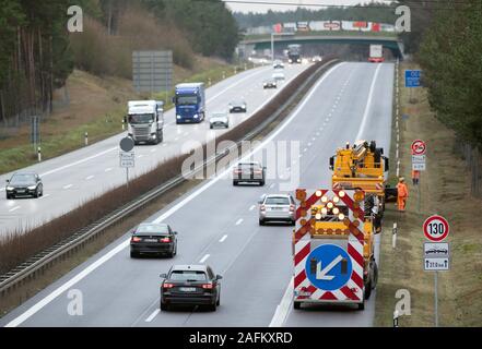 Teupitz, Germany. 16th Dec, 2019. Black streaks on the A13 motorway can ...