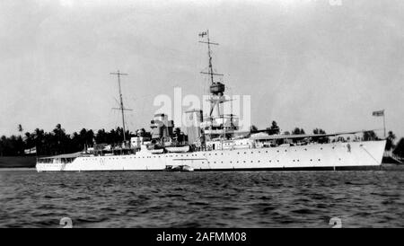 The British Royal Navy warship HMS Hurworth (M39) a Hunt Class mine ...