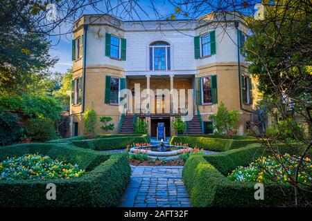 The Owens Thomas House and Slave Quarters on Oglethorpe Square is a ...