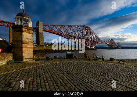 Scotland North Queensferry the worlds smallest operational lighthouse ...