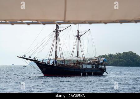 traditional phinisi boat sailing Raja Ampat, Indonesia Stock Photo - Alamy