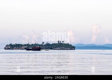 traditional phinisi boat sailing Raja Ampat, Indonesia Stock Photo - Alamy