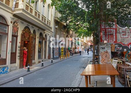 Antique shop Beyoğlu Istanbul Turkey Stock Photo - Alamy