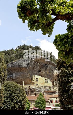 The village of Les Eyzies-de-Tayac-Sireuil, with cliffs and caves ...