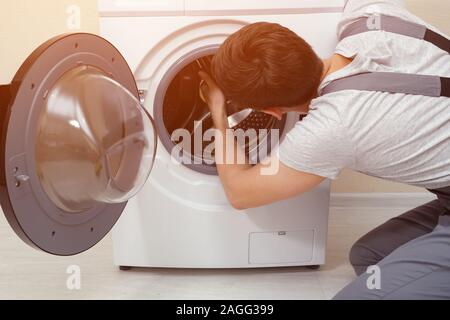 Broken washing machine Stock Photo - Alamy