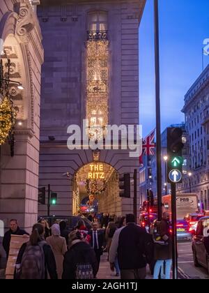 RITZ LONDON CHRISTMAS CROWDS The Ritz Hotel at winter busy festive ...