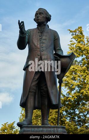 Statue von Immanuel Kant vor der Universität, Kaliningrad, ehemaliges ...