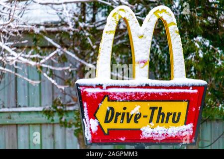 Snowy drive-thru at a McDonald's restaurant in Las Tablas, Madrid ...