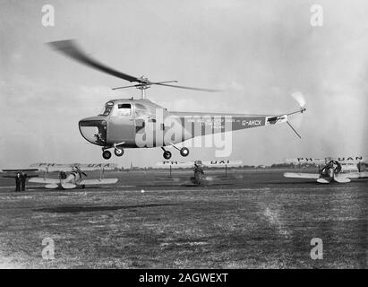 1940s Helicopters - Bell Helicopter in flight ca. 1947 Stock Photo - Alamy