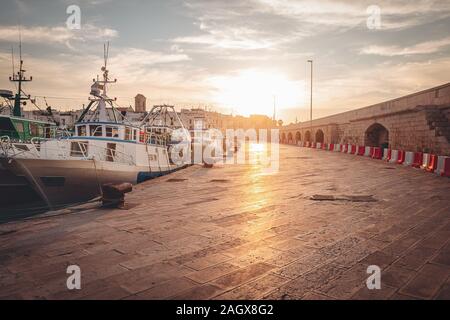 Bari, life on the old wharf called "N'derr a la lanz" by the locals ...