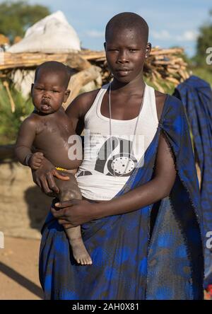Portrait of Mundari tribe women with a child, Central Equatoria, Terekeka, South Sudan Stock ...