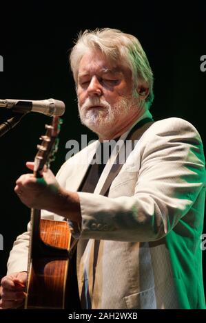 Simon Nicol of Fairport Convention performing at Fairport's Cropredy ...