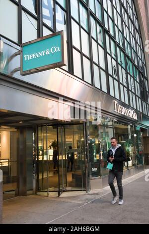 Exterior of the Tiffany and Co. flagship store on 5th Avenue, New York ...