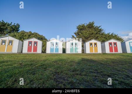 Beach huts at Par Beach, Cornwall, in sunshine. Staycation UK, Cornwall ...
