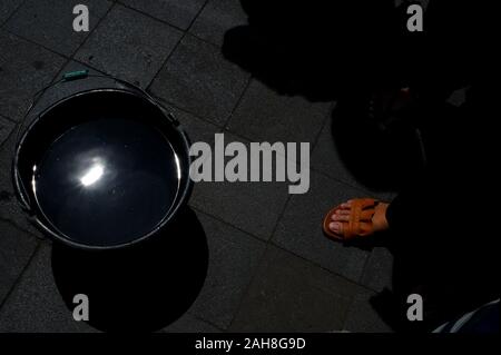 Indonesians use the reflection of water to witness the phenomenon of ...