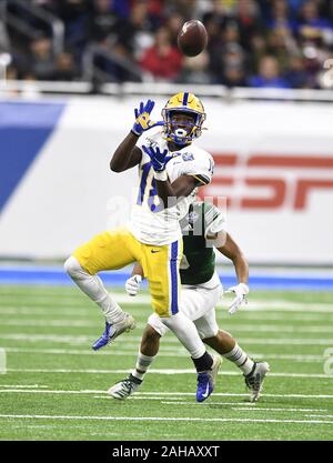 Pittsburgh wide receiver Shocky Jacques-Louis (18) plays against ...