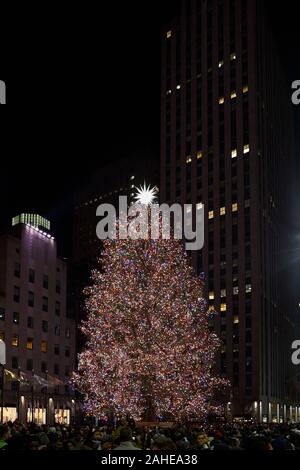 New York City, USA. 28 Feb., 2021. First responders arrive at the scene ...