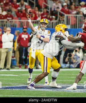 LSU Tigers offensive lineman Charles Turner (69) snaps the ball to ...