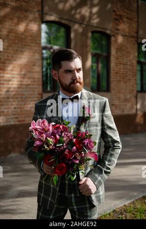 Man Clothed Stylish Suit Holding Bouquet of Flower Stock Photo - Alamy