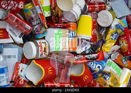 coca cola can cardboard box display Stock Photo - Alamy