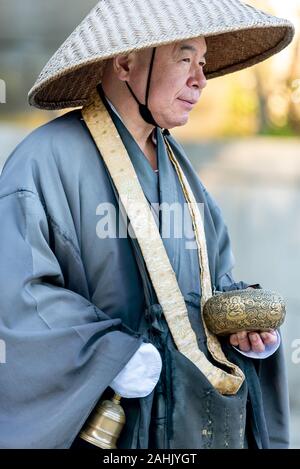 Japan, Shinto shrine. Senior priest, Kannushi, AKA Shinshoku, wearing ...