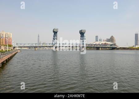 Haimen vertical lift bridge over the Haihe river in Tianjin's eastern ...
