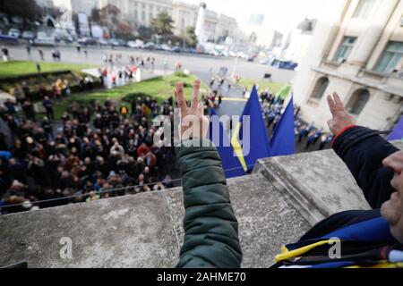 ROMANIA REVOLUTION 1989 ROMANIAN PEOPLE CHEERING CELEBRATING AFTER ...