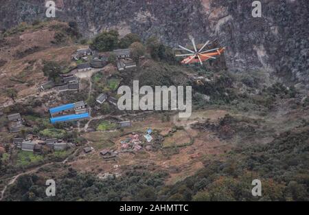 (191231) -- BUTUO, Dec. 31, 2019 (Xinhua) -- A villager (R) takes a ...