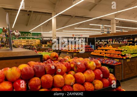Safeway supermarket aisles Lahaina, Maui Stock Photo - Alamy