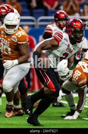 Utah running back Zack Moss (2) avoids the tackle attempt by Arizona ...